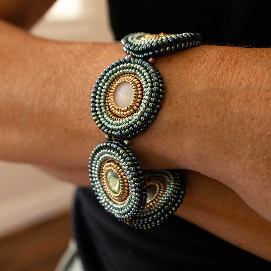 Drama Queen Herringbone Bezel Bracelet Tutorial | PotomacBeads