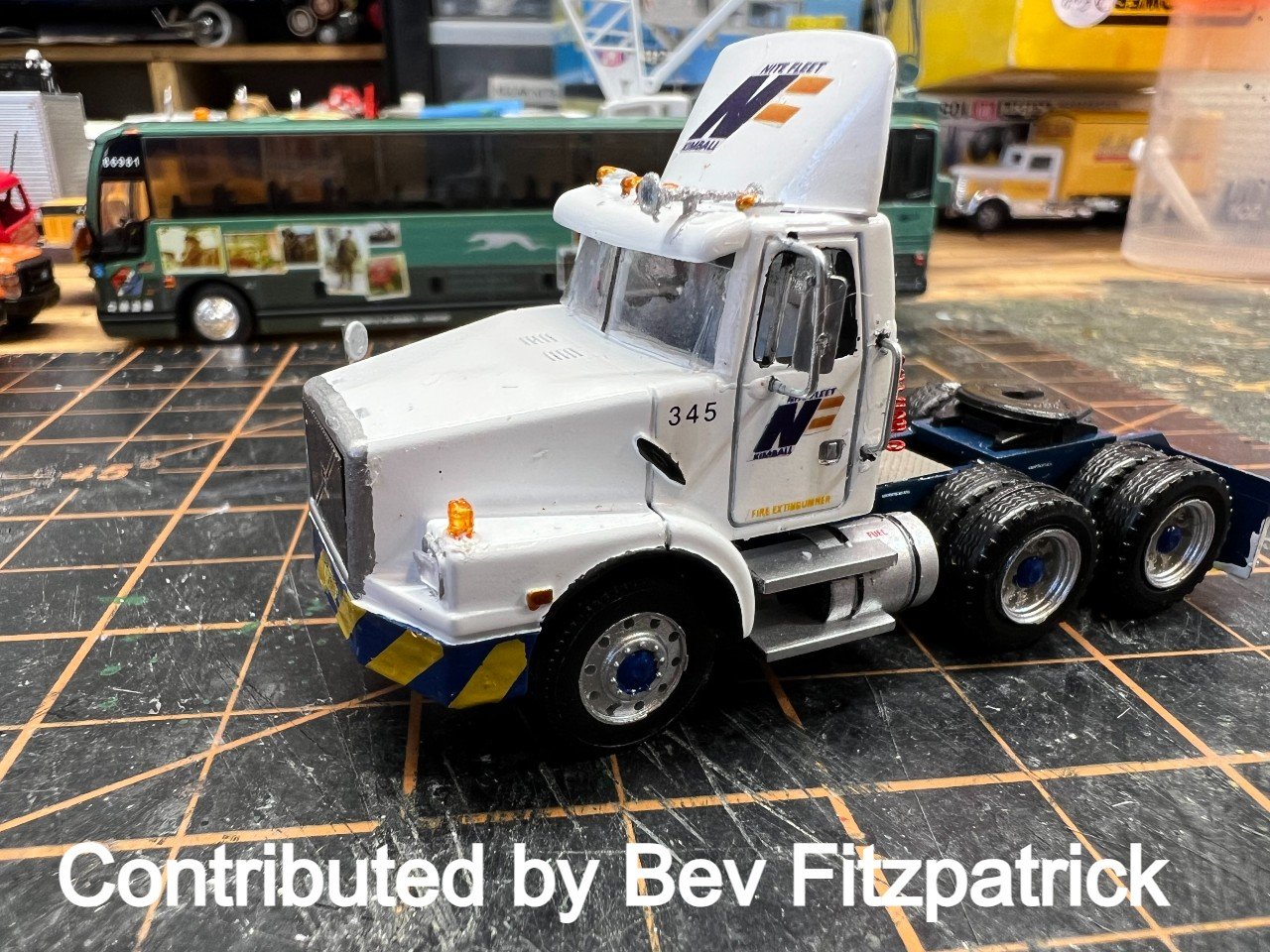 HO Volvo/White WG Tandem Axle Tractor