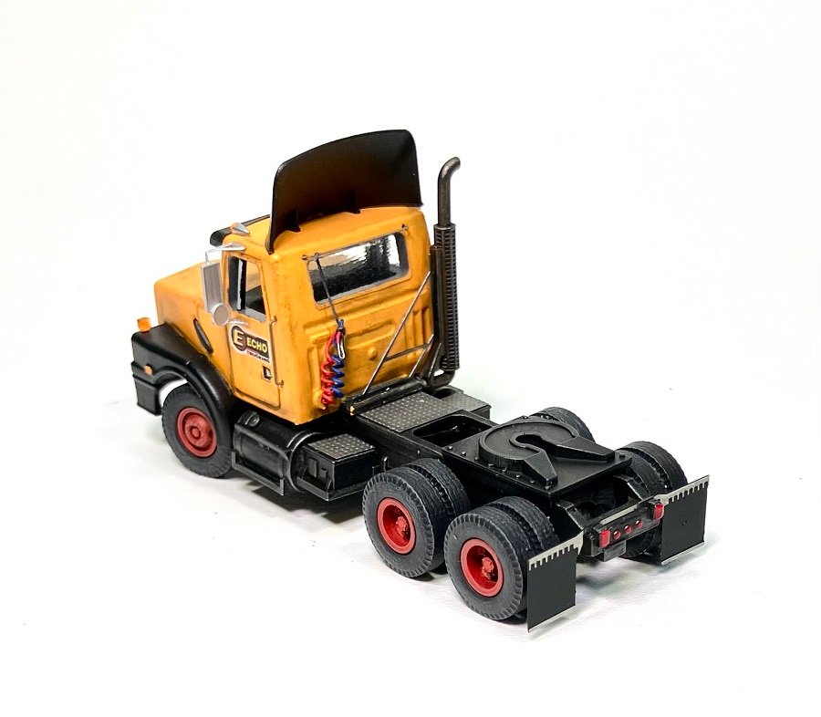 HO Volvo/White WG Tandem Axle Tractor